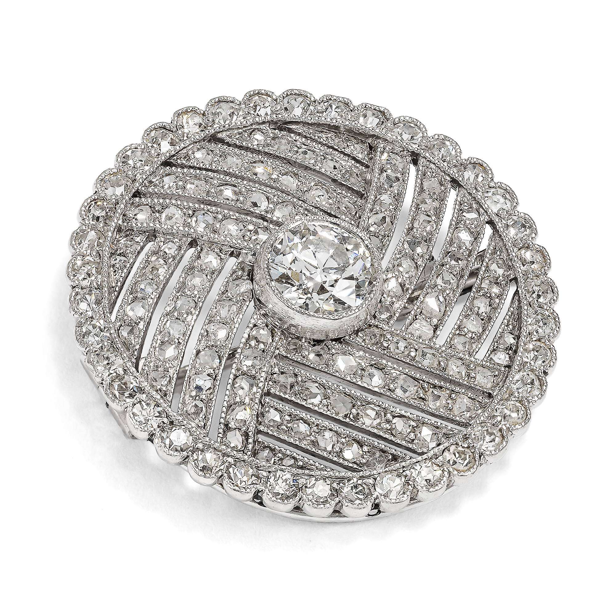 Haute Couture • Feine Brosche in Knopf-Form mit Diamanten in Platin, um ...